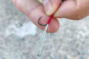 これが100円とは……ダイソーの「メタルジグマイクロフラット」を使ってみた | TSURI HACK[釣りハック]